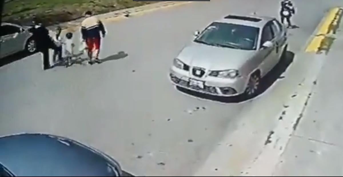 VIDEO Madre salvaje, de una patada lanza a niña vs el suelo, en Edomex ...