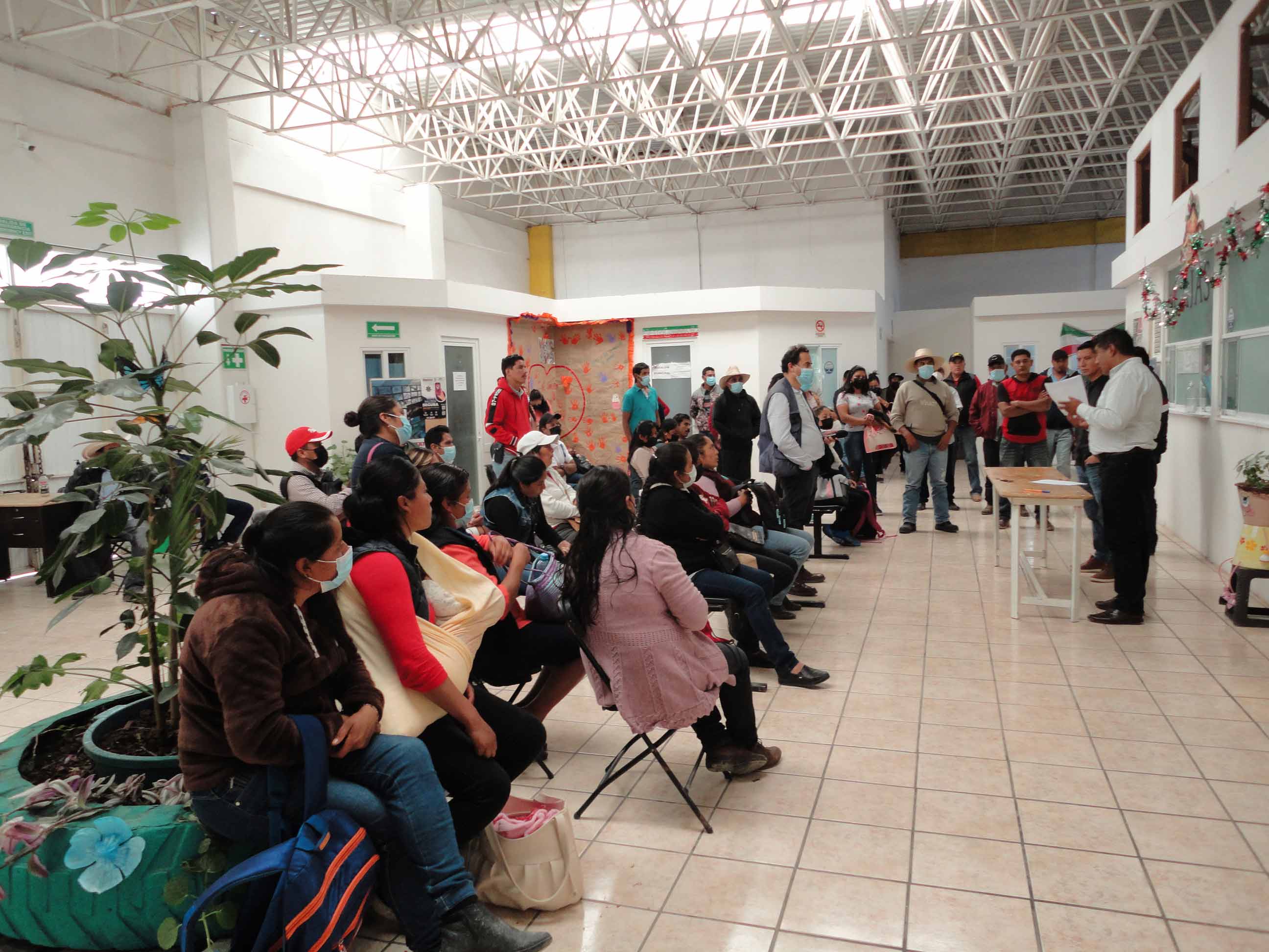 Empeña director de primaria de Oaxaca equipo de cómputo | NVI Noticias