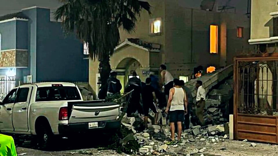 Suman tres fallecidos tras repentina explosión de casa | NVI Noticias