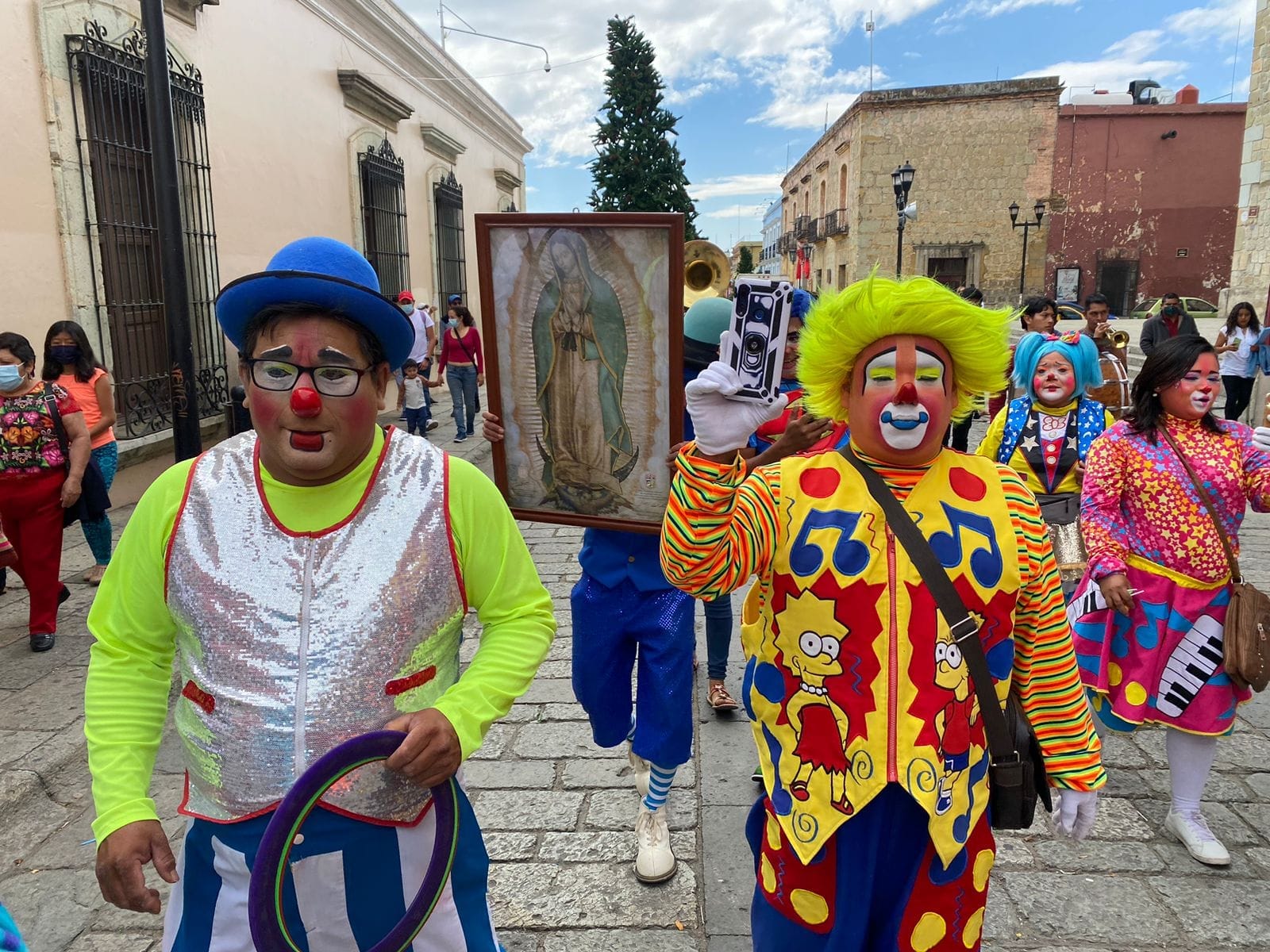 Payasos realizan su tradicional calenda por la paz en Oaxaca de Juárez ...
