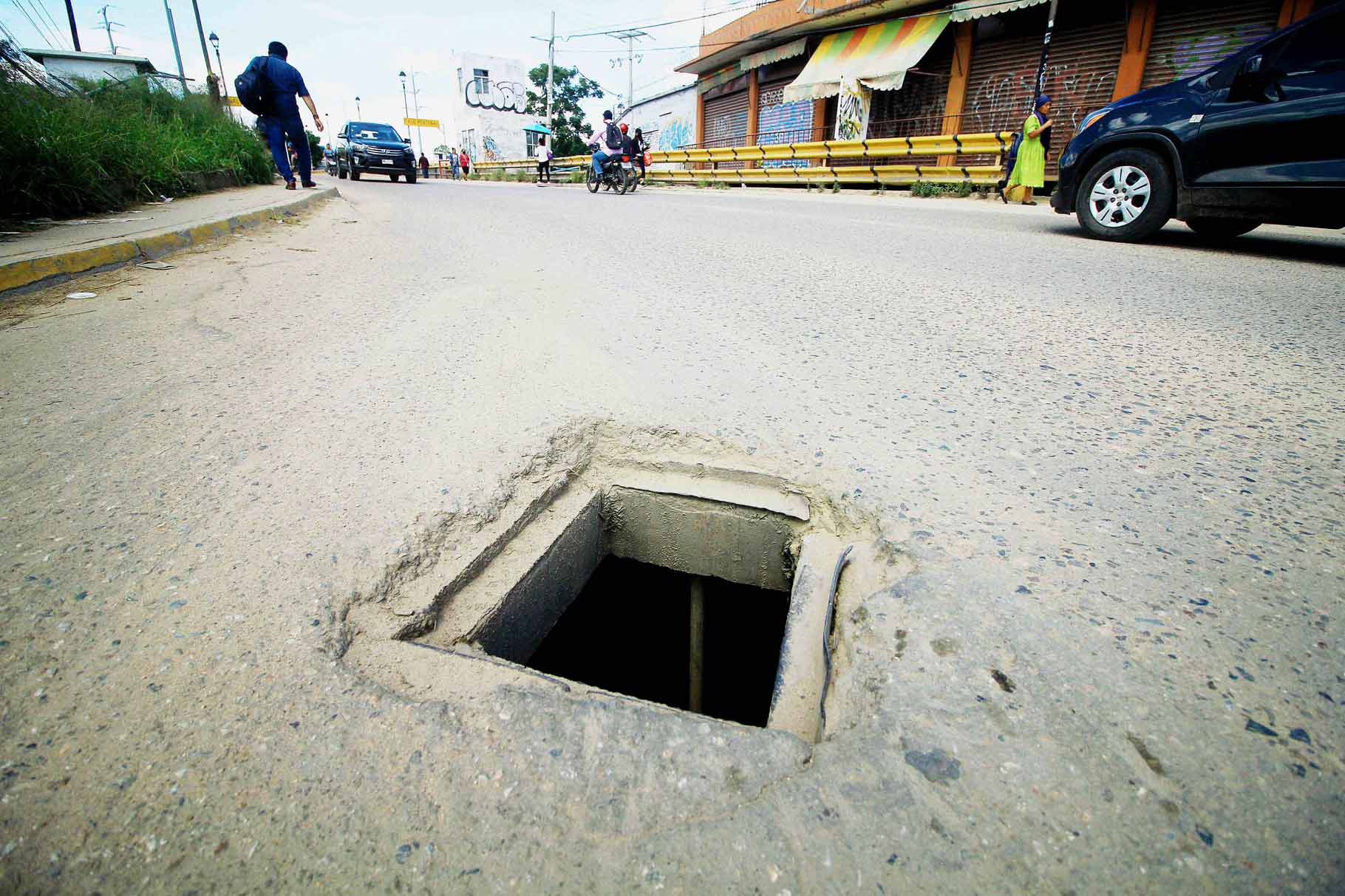 Coladeras abiertas en Oaxaca de Juárez, riesgo mortal en vía pública ...