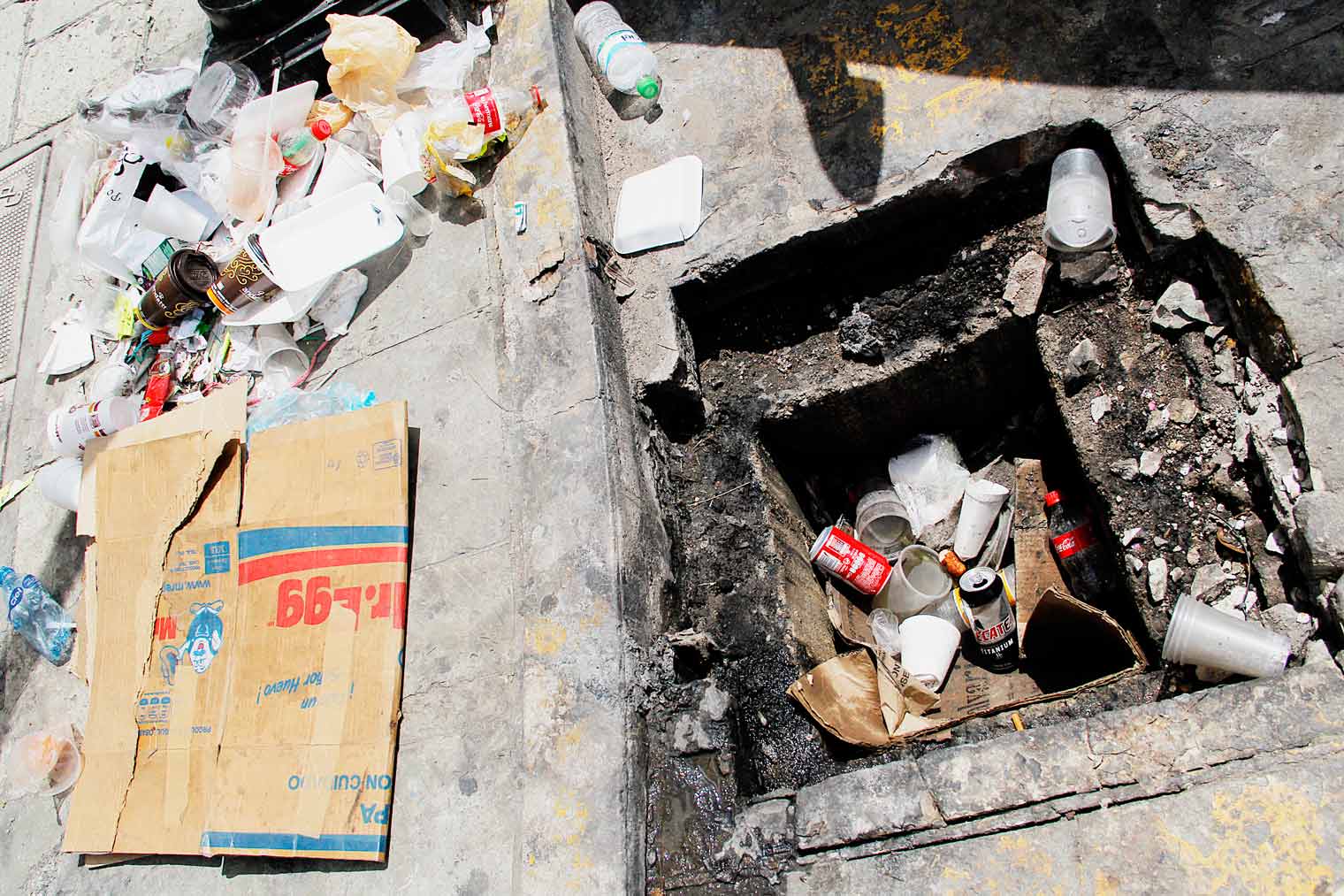 Coladeras abiertas en Oaxaca de Juárez, riesgo mortal en vía pública ...