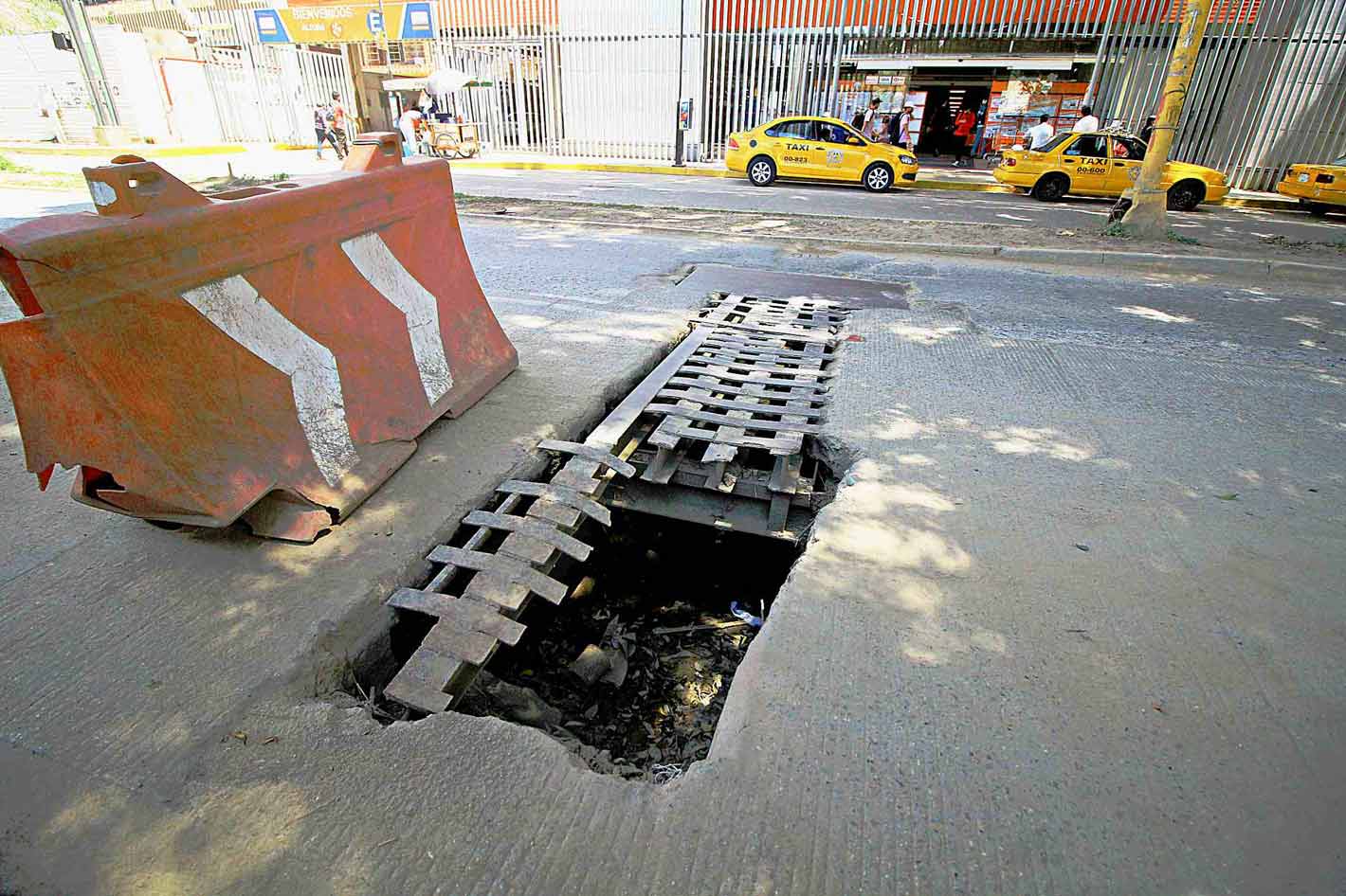 Coladeras abiertas en Oaxaca de Juárez, riesgo mortal en vía pública ...