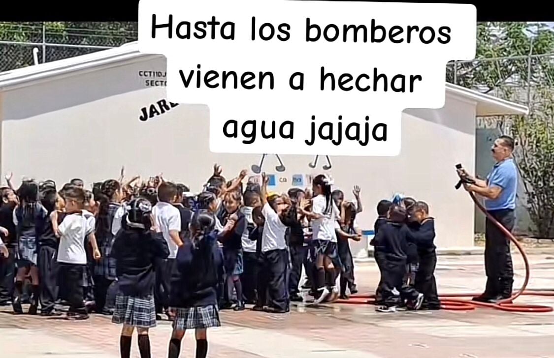 VIDEO | En medio del calor, bomberos echan agua a niños de primaria ...