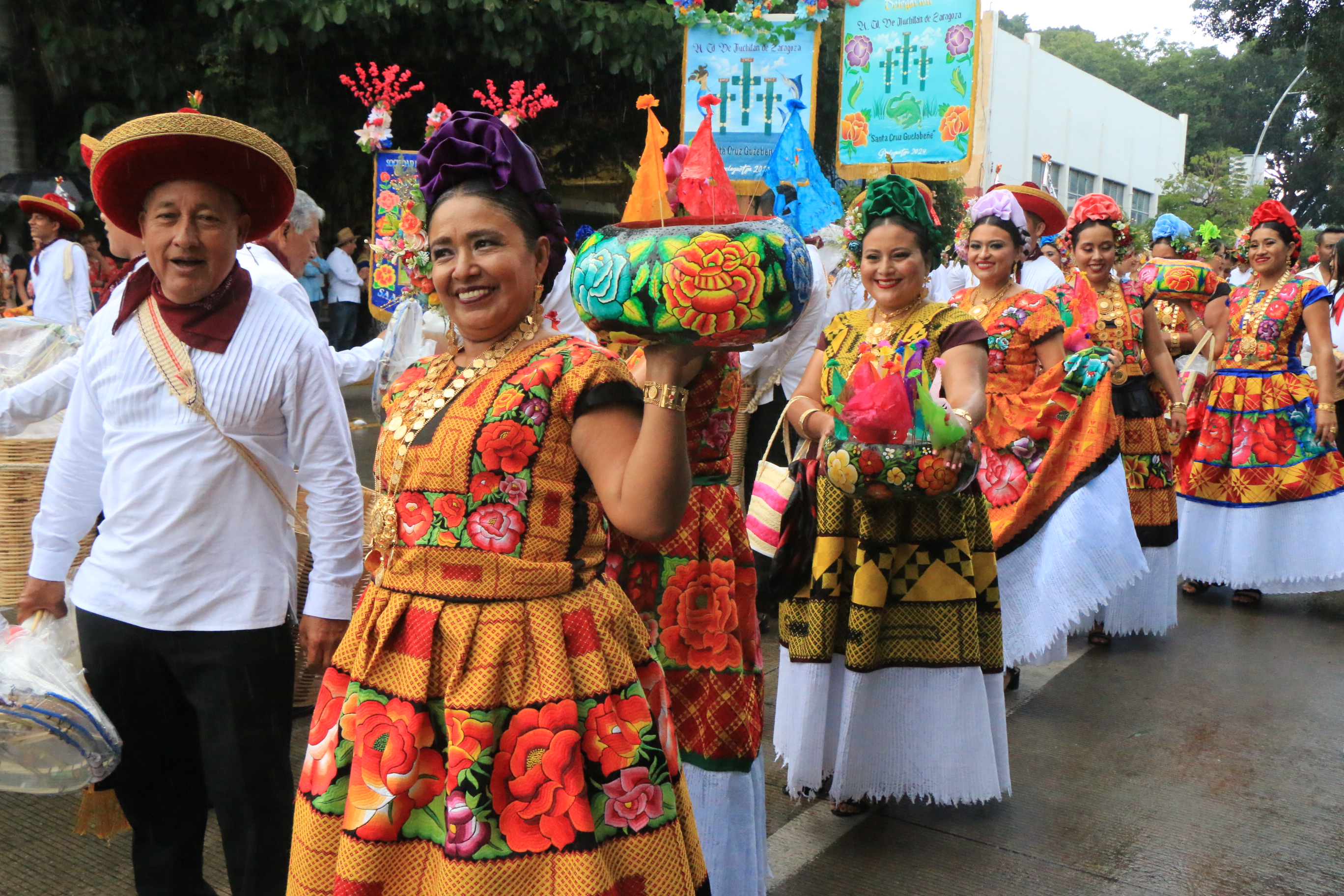 Maravilla a visitantes riqueza textil de las blusas típicas de Oaxaca ...
