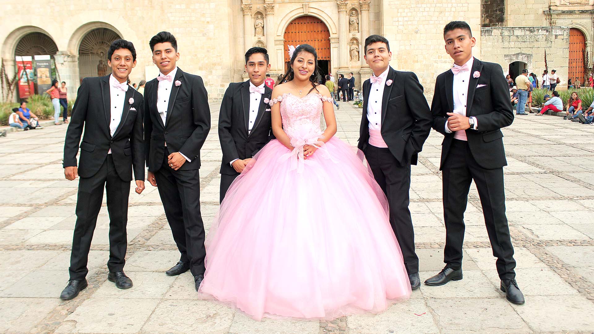 Brenda Azucena celebra sus Quince Años | NVI Noticias