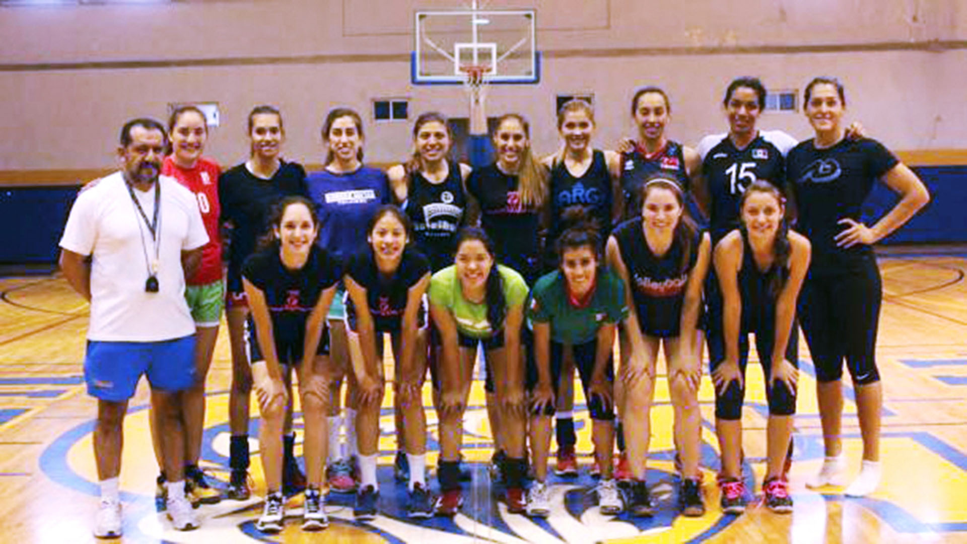 La oaxaqueña Freda López entrena con selección nacional de voleibol ...