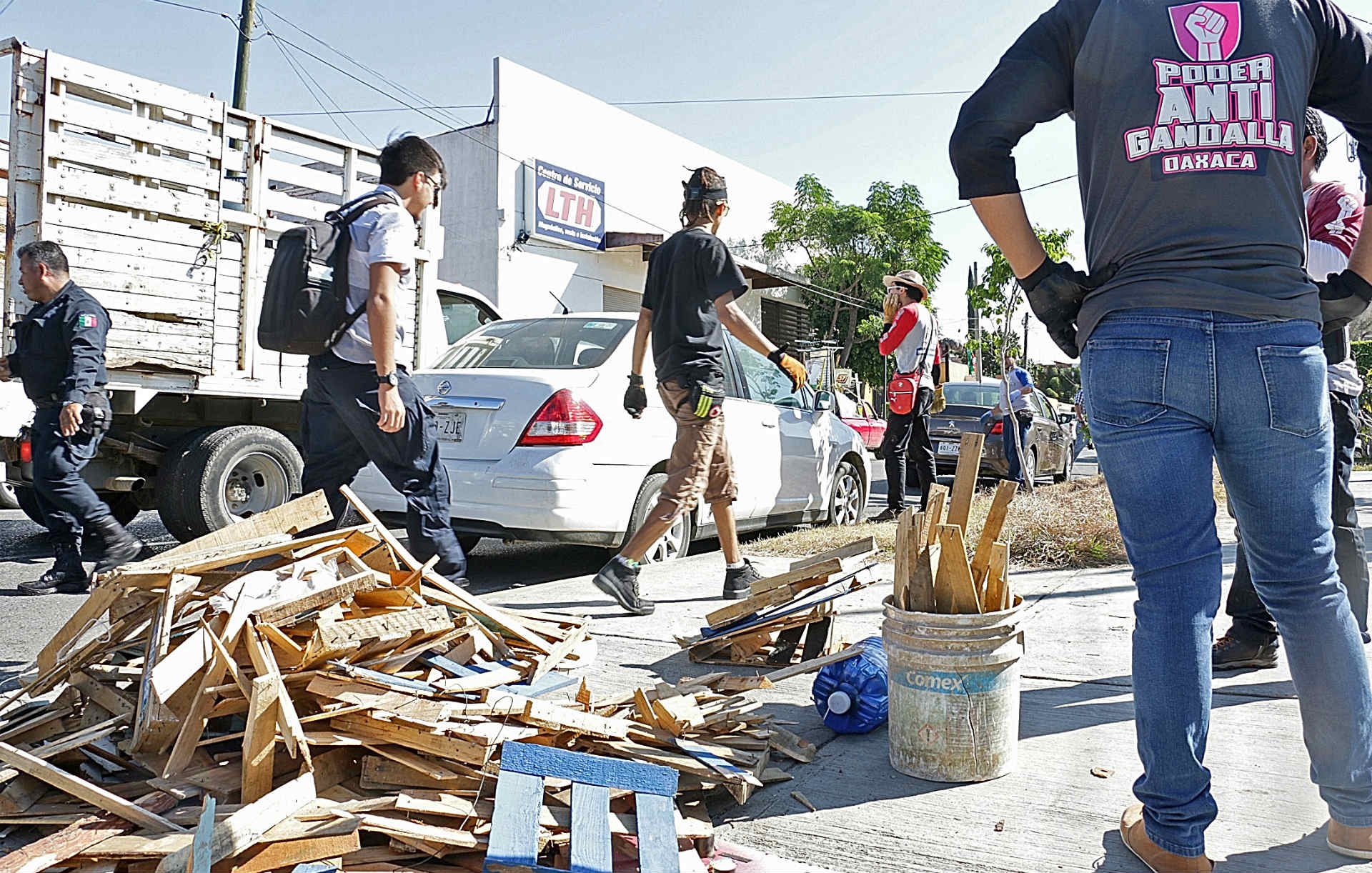 Limpian calles de obstáculos y basura | NVI Noticias