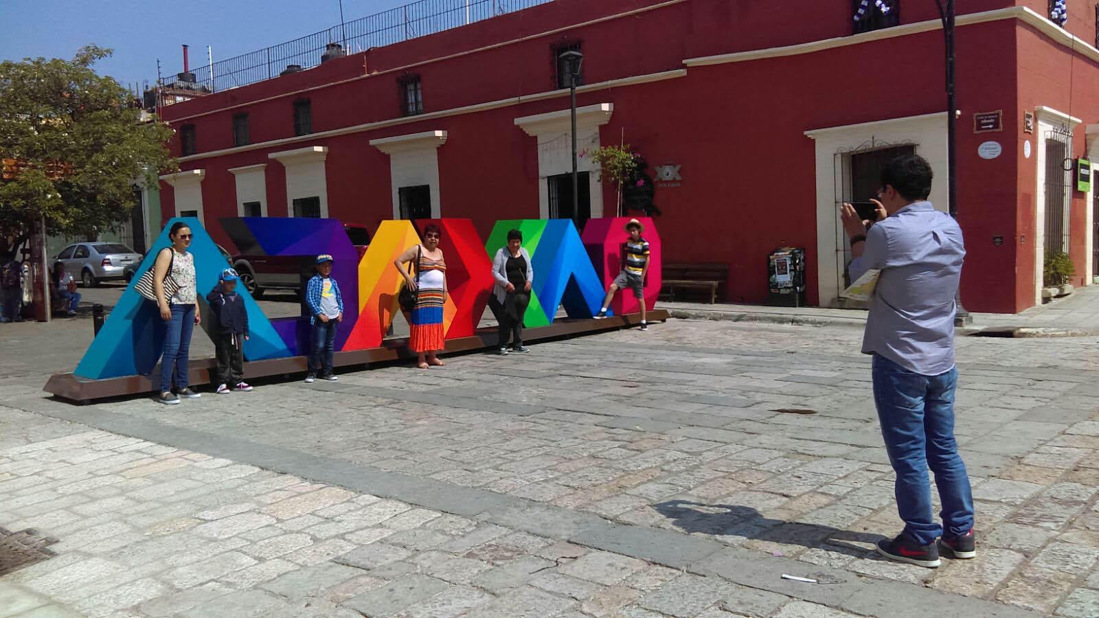 Turistas apoyan letrero de "Oaxaca" en Centro Histórico | NVI Noticias