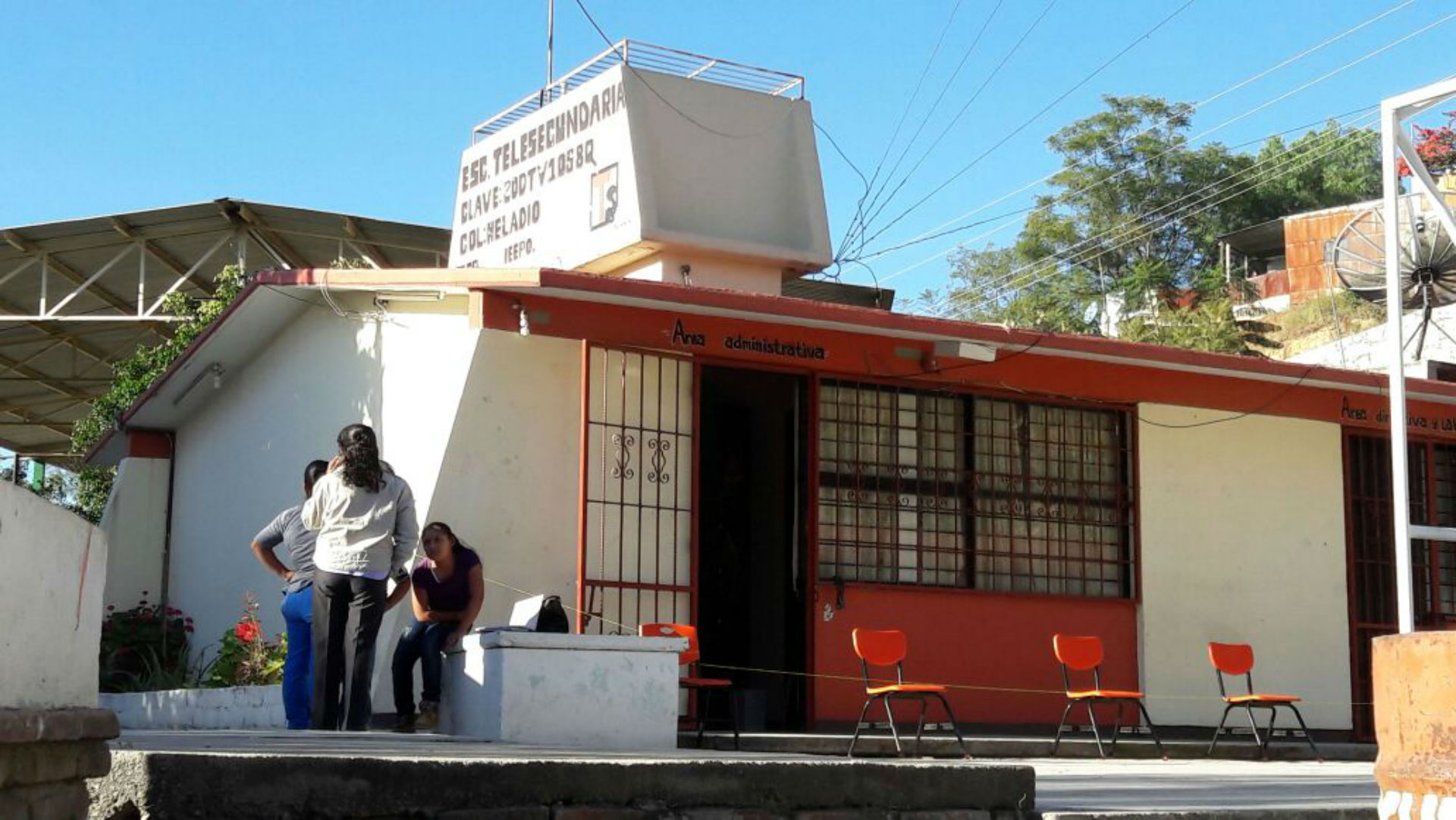 Saquean telesecundaria de colonia Heladio, se llevan computadoras y ...