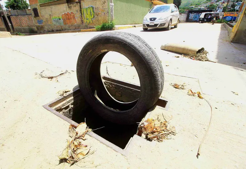 Coladeras abiertas en Oaxaca de Juárez, riesgo mortal en vía pública ...
